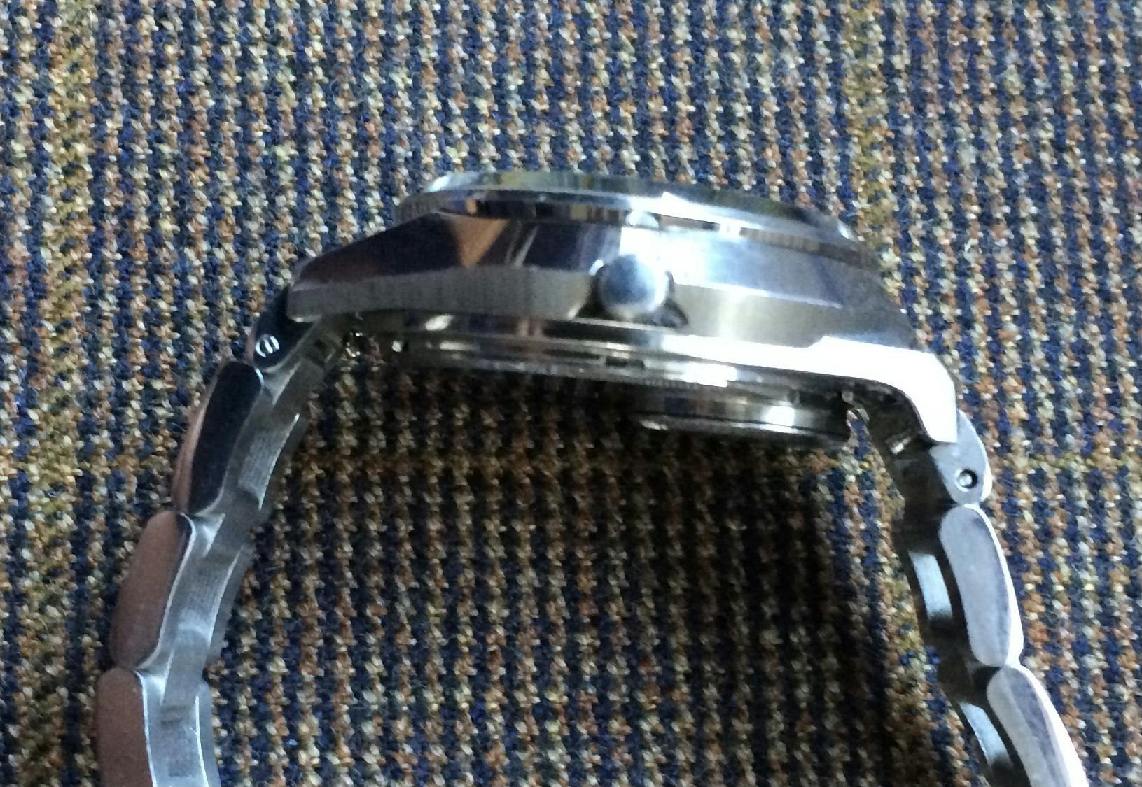 Weird asymmetric Seiko QT 3802-7000 | WatchCrunch Weird asymmetric Seiko QT 3802-7000 | WatchCrunch